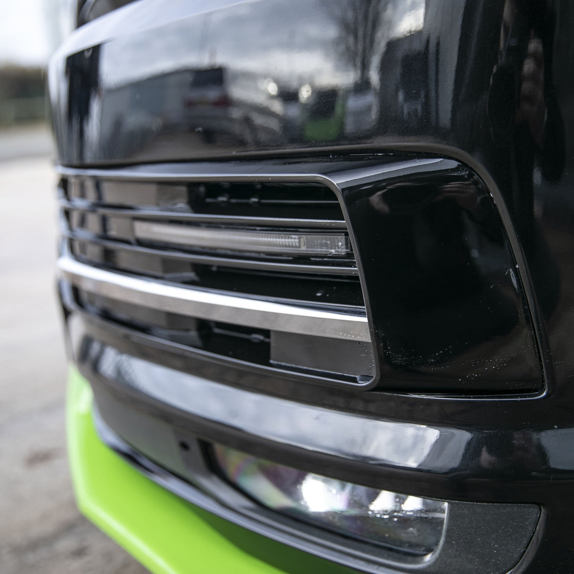 VW T6 Transporter Light-bar DRL Kit (Gloss Black) Suitable for Highlin ...